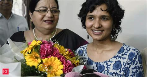 Shruti Sharma Upsc Topper Who Is Shruti Sharma Upsc Topper Who Scored Out Of Points