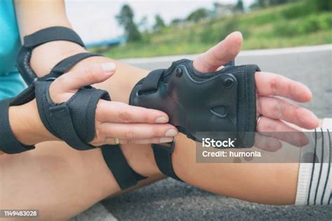 손목 보호 대 프로텍터 패드를 착용 하는 여자 롤러 스케이팅 손목 밴드에 대한 스톡 사진 및 기타 이미지 손목 밴드 스케이트 스포츠 신발류 개인 장식품 Istock