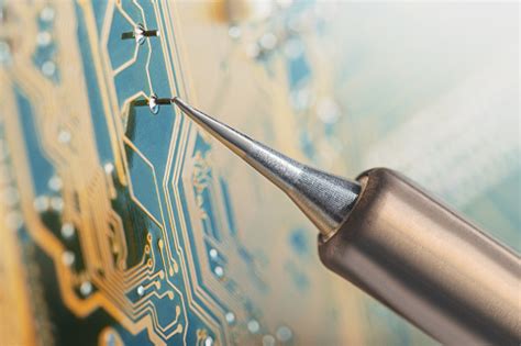 전자 부품이 있는 전자 회로 기판의 납땜 납땜 스테이션 엔지니어는 납땜 인두로 회로 기판을 수리합니다 수리에 대한 스톡 사진 및 기타 이미지 Istock