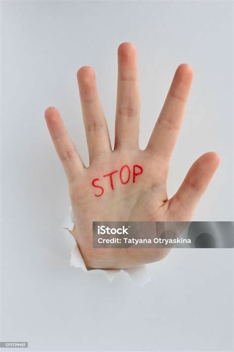 종이에 구멍을 통해 정지 제스처를 보여주는 손바닥에 텍스트 정지와 손 제스처 징후 및 감정 5에 대한 스톡 사진 및 기타 이미지