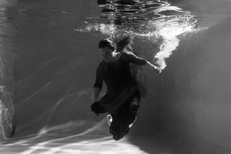 Скачать картинки Richard Guria Underwater Drowning Vk стоковые фото Richard Guria Underwater