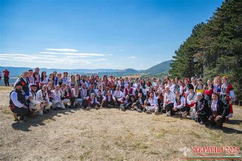 Български 🤍Понякога хората питат какво ни държи заедно Дали са танците дали е музиката дали