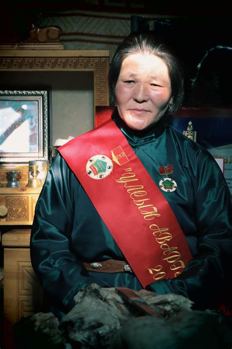 Улсын аварга саальчин Г Отгон сүүлийн 3 жилд 260 мянган литр сүү сааж 2700 кг ааруул 11200 кг