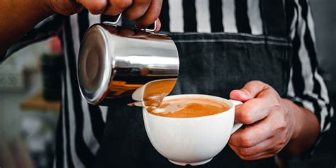 커피 숍에서 전문 바리 스타의 손을 클로즈업하여 커피 컵에 찐 우유를 부어 라떼 메뉴를 만드는 모습 갈색에 대한 스톡 사진 및 기타 이미지 Istock