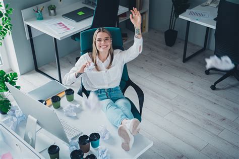 위보기 사진 의 젊은 기업 여자 던지다 구겨진 종이 현대 사무실 비즈니스 센터 실내 행복에 대한 스톡 사진 및 기타 이미지 행복 사무실 금발 머리 Istock