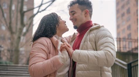 5 Tanda Orang Jatuh Cinta Pada Pasangan Kamu Merasakannya Juga