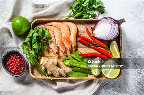 톰 카 가이를 요리하는 재료 코코넛 밀크에 태국 치킨 수프 회색 배경입니다 맨 위 보기 0명에 대한 스톡 사진 및 기타 이미지