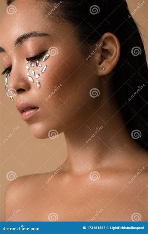 Belle Fille Asiatique Nue Avec Les Fausses Pierres Image stock Image du luxe décoration