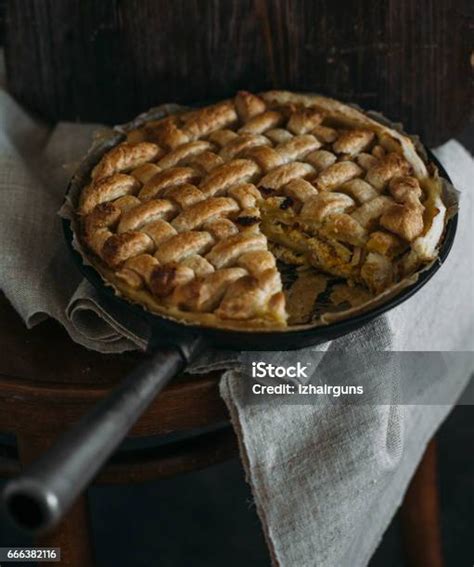 블랙 테이블에 치킨 파이 근접 촬영 소박한 프로방스 스타일 갈색에 대한 스톡 사진 및 기타 이미지 갈색 고기 금색