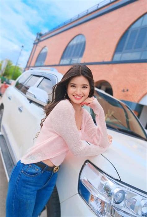 The Post ဖျော်ဖြေရေးတွေ နဲ့ အနုပညာအလုပ်တွေ ဇတ်တိုက်လုပ်ကိုင်နေတဲ့ ပုံရိပ်တွေ ချပြလာတဲ့ ဖြူဖြူထ