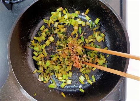 「かぶの葉のつくだ煮」簡単レシピ！ごま油で炒めてタレを絡めるだけ！かぶの葉も美味しく調理 えん食べ