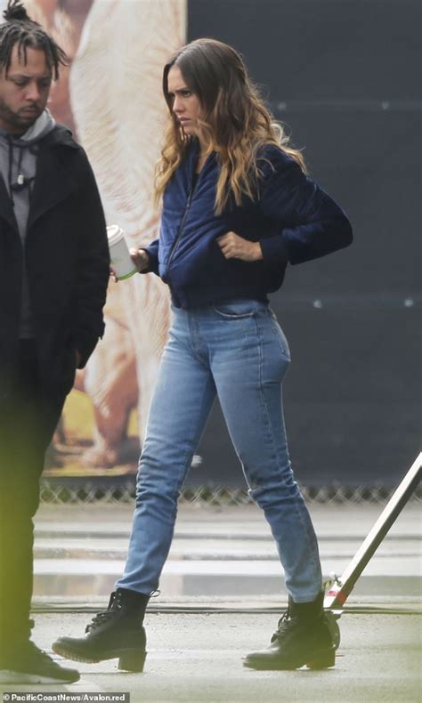 Jessica Alba Shows Off Her Jean Ius Style As She Rocks Tight Denim
