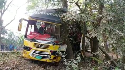 বাসের চাকা ফেটে গাছে ধাক্কা প্রাণ গেল ২ জনের