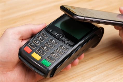 Premium Photo Contactless Payment With Mobile Phone Using Wireless Payment Terminal