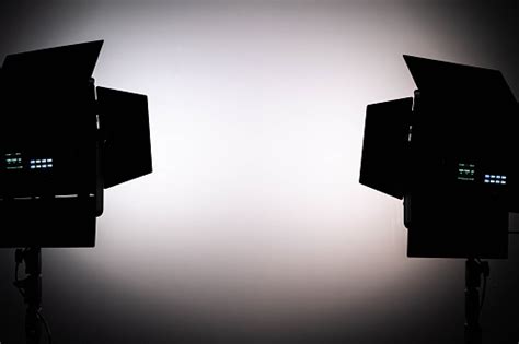 회색 배경에 보호 셔터가 있는 Led 스테이지 조명 1개 복사 공간 영화 스튜디오에 대한 스톡 사진 및 기타 이미지 영화