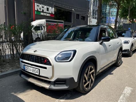 타보고서 뉴 미니 컨트리맨 패밀리카 다 됐네