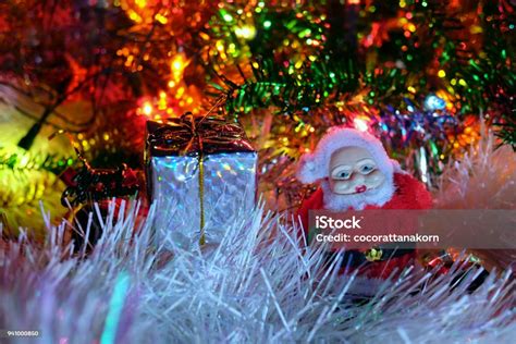 크리스마스 산타 클로스와 선물 상자 색 배경에 흐리게 조명 크리스마스와 새 해 장식 다채로운 Bokeh입니다 인사말 텍스트 위한 공간을 복사 합니다 12월에 대한 스톡 사진