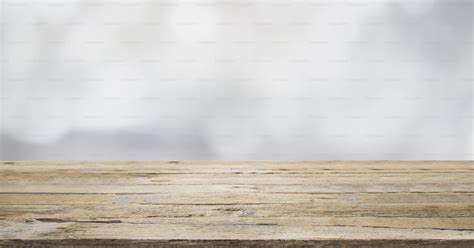 보케 이미지가 있는 흰색 회색 흐림 배경에 현재 제품을 위한 빈 나무 테이블 몽타주 제품 디스플레이용 사진 Unsplash의 계획 문서 이미지