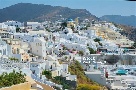 산토리니 인기있는 관광 마을 이아의 유명한 그리스 섬 전통적인 백색 건축 바다 산 하늘 및 많은 관광객이 걷고 휴식을 취합니다 거리에 대한 스톡 사진 및 기타 이미지