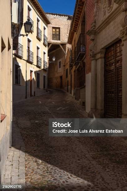 유네스코 세계 문화 유산으로 지정된 톨레도시의 Doncellas 거리는 화창한 날에 계곡 전망대 이후입니다 카스티야 라 만차 스페인 0명에 대한 스톡 사진 및 기타 이미지