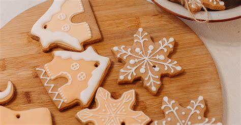 가족 모임 겨울 계절 꿀 나무 나무 판 눈송이 쿠키 다양한 달콤한 독창성 디자인 디저트 맛있는 메리 크리스마스 밀가루 반죽 베이킹 비스킷