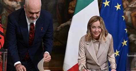 بالا گرفتن انتقادها از تصمیم جورجا ملونی برای انتقال پناهجویان به