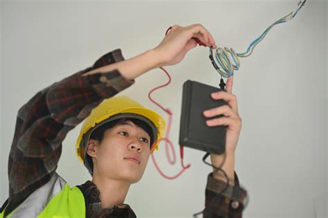 케이블 장착 및 새 배선 조립 작업을 하는 전기 기술자 20 24세에 대한 스톡 사진 및 기타 이미지 20 24세 개선