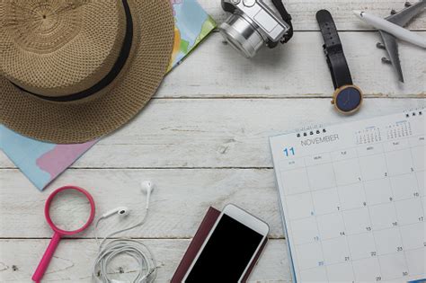 기술 배경 개념 여행 기획의 플랫이 하다 현대 흰색 소박한 나무 사무실 책상에 필수적인 몇 가지 항목입니다 개체는 십 대 또는 성인을 위해 준비 하 고 여행 휴가 여행