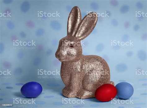 파란색과 빨간색 달걀 부활절 장식 부활절 인사말 카드와 토끼 파란색 배경에 개체입니다 0명에 대한 스톡 사진 및 기타 이미지 Istock