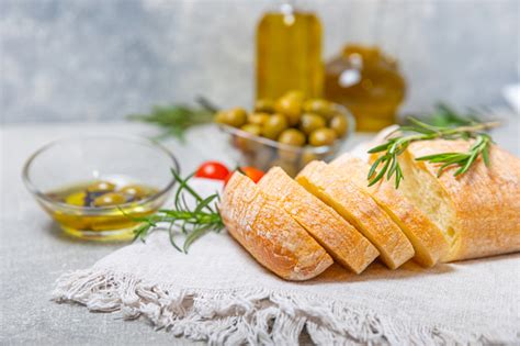 치아바타 올리브 허브 향신료 마늘 페스토 파마산 치즈 치아바타 빵이 담긴 그릇에 담긴 올리브 오일 기치 건강한 음식 개념입니다