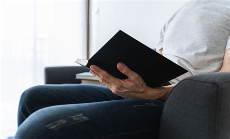 대학생은 집에서 책을 공부하거나 배우고 교과서를 쓰거나 읽습니다 집에서 온라인으로 지식 및 기술 교육 교육 및인지 성공 아이디어