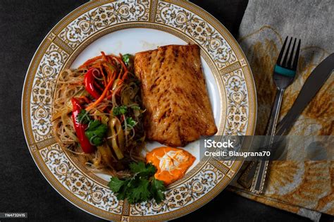야채와 구운 넙치 스테이크 달콤한 고추 당근 실란트로 어두운 배경에 건강한 생활방식에 대한 스톡 사진 및 기타 이미지 건강한 생활방식 고기 굽기 Istock