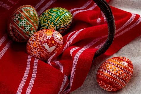 동부 유럽 특유의 복잡 하 고 복잡 한 패턴을 가진 소박한 빈티지 등나무 바구니와 빨간 천으로 3 개의 염색 계란과 봄 휴가와 행복 한 부활절 개념 0명에 대한 스톡 사진