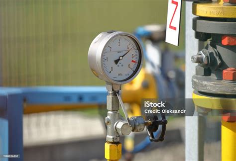 가스 파이프 라인에서 천연 가스의 압력을 측정 하기 위한 압력 게이지 울타리의 표면에 노란색 수송 파이프 천연 압축 연료 공급을 위한 규제 시스템 0명에 대한 스톡 사진 및