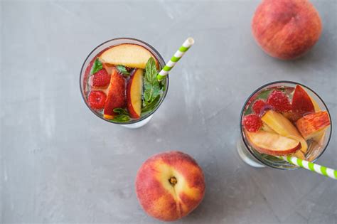 수 제 아이스 레모네이드 또는 익은 복숭아와 산딸기 차 회색 배경입니다 상위 뷰 텍스트를 위한 공간 복숭아류에 대한 스톡 사진 및 기타 이미지 Istock