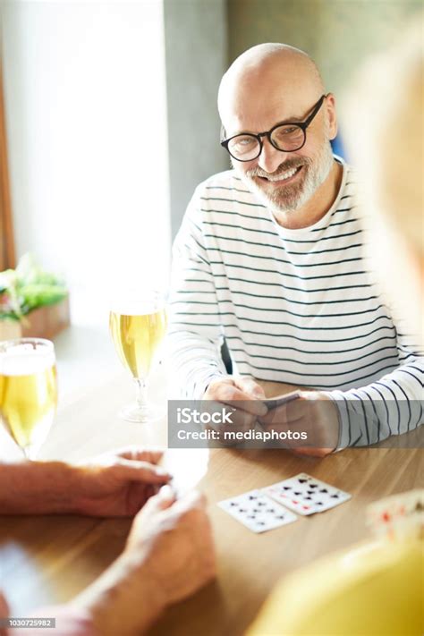 포커 게임을 하 고 술집에서 맥주를 마시는 노인 친구 승리의 예상 확률 동안 경쟁 보고 안경에 쾌활 한 대머리 수석 남자 노인 남자에 대한 스톡 사진 및 기타 이미지