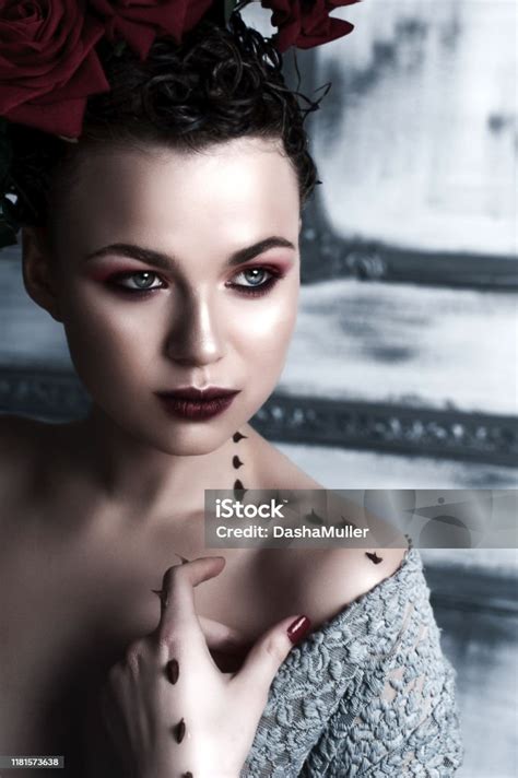 뷰티 패션 모델 여자 얼굴입니다 빨간 장미 꽃 초상화입니다 빨간 입술과 손톱 럭셔리 메이크업 완벽한 피부와 아름다운 갈색 머리 여자 발렌타인 갈색 머리에 대한 스톡 사진 및