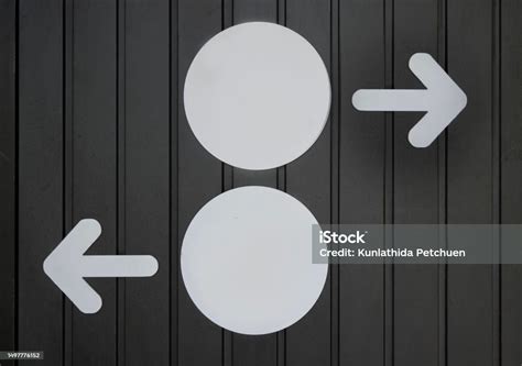 흰색 오른쪽 및 왼쪽 화살표 아크릴 기호는 검은색 나무 배경에 흰색 원 기호가 있습니다 0명에 대한 스톡 사진 및 기타 이미지 0명 간판 개념 Istock