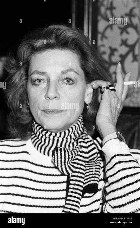 Lauren Bacall Cigarette Banque Dimages Noir Et Blanc Alamy
