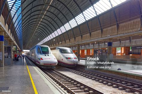 스페인 철도 회사렌 페 세비야 철도에 현대 고속 여객 열차 역 세비야 산타 온 겁니다 Renfe Operadora에 대한 스톡 사진 및 기타 이미지 Renfe