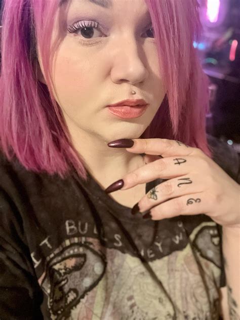 Can A Cute Gamer Girl In A T Shirt Still Get Some Love Scrolller