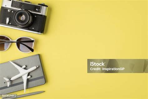 카피 스페이스가있는 고립 된 파스텔 노란색 배경의 회색 노트북에서 카메라 선글라스 펜과 비행기 모델의 상단 보기 사진 0명에 대한 스톡 사진 및 기타 이미지 Istock