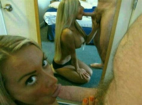 Foto De Bit Tit Blond Amateur On Her Knees Sucking Dick In The Mirror