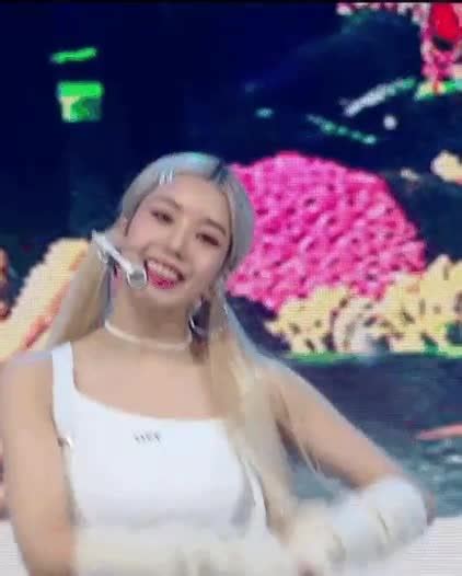 권은비 흰 탱크탑 출렁