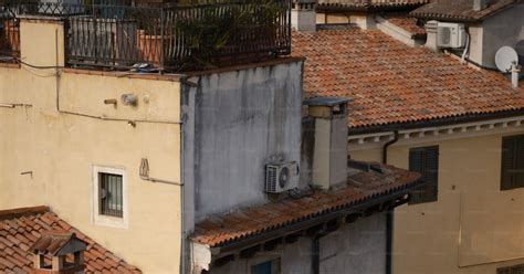 붉은 기와 지붕이있는 건물 그룹 사진 Unsplash의 베로나 이미지