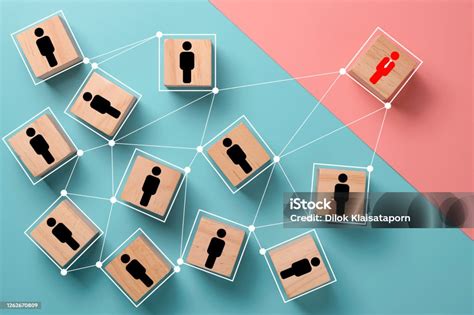 조직 구조 소셜 네트워크 및 팀워크 개념에 대한 연결 네트워크를 연결하는 나무 큐브 블록 인쇄 화면 사람 아이콘 0명에 대한