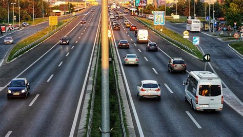 Инцидент у Новом Саду Демонстранти одбили да пропусте аутомобил дипломате ВИДЕО — Rt Balkan