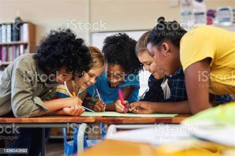 학교에서 교실에서 함께 모여 색칠하는 다양한 아이들의 샷 8 9 살에 대한 스톡 사진 및 기타 이미지 8 9 살 교육