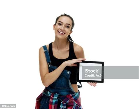 전체 길이1 인전면 1819 세 성인 아름 다운 검은 머리긴 머리포니 테일 백인 여성젊은 여성 앞서 흰색 배경 착용 턱받이 바지