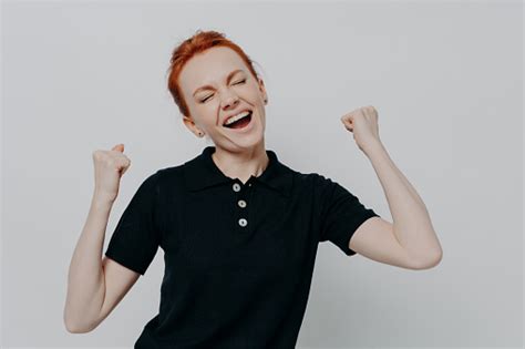 지나치게 기뻐하는 빨간 머리 의 여성 눈을 감고 회색 벽에 대한 흥분에서 비명을 지르고 1위에 대한 스톡 사진 및 기타 이미지 1위 35 39세 T 셔츠 Istock